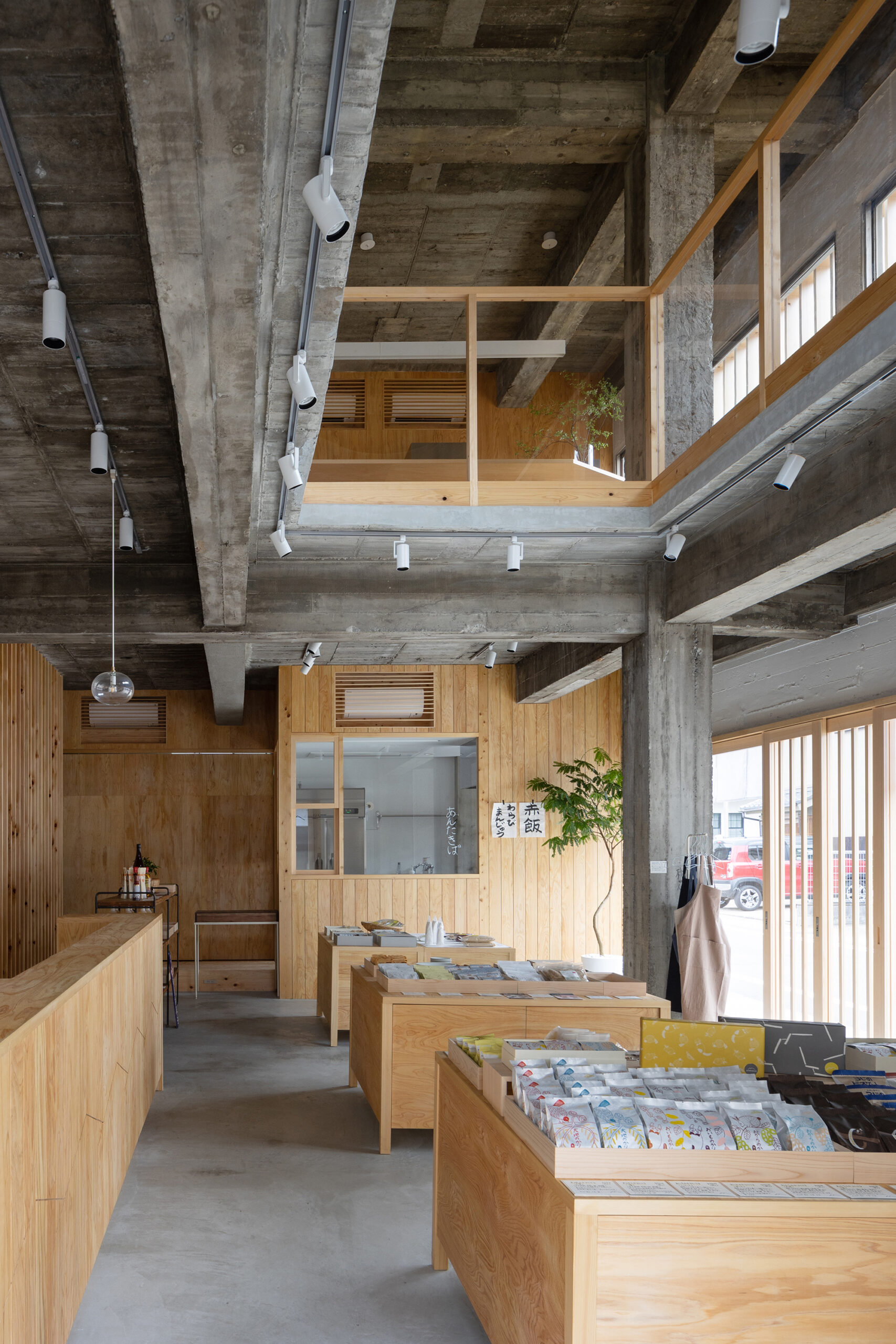 山本佐太郎商店 本店リニューアル – YY architects